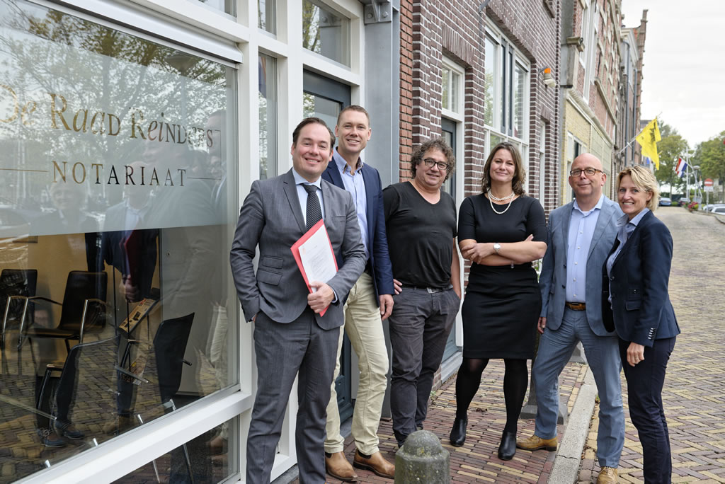 V.l.n.r. Notaris Anne Geert de Raad, toeristisch aanjager Michel ...